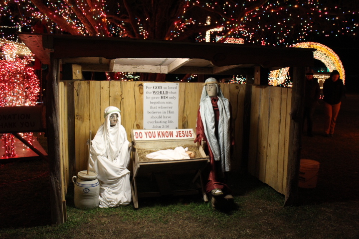 See Pictures And Video From The Gilley’s Christmas Lights 2017 - Geek ...