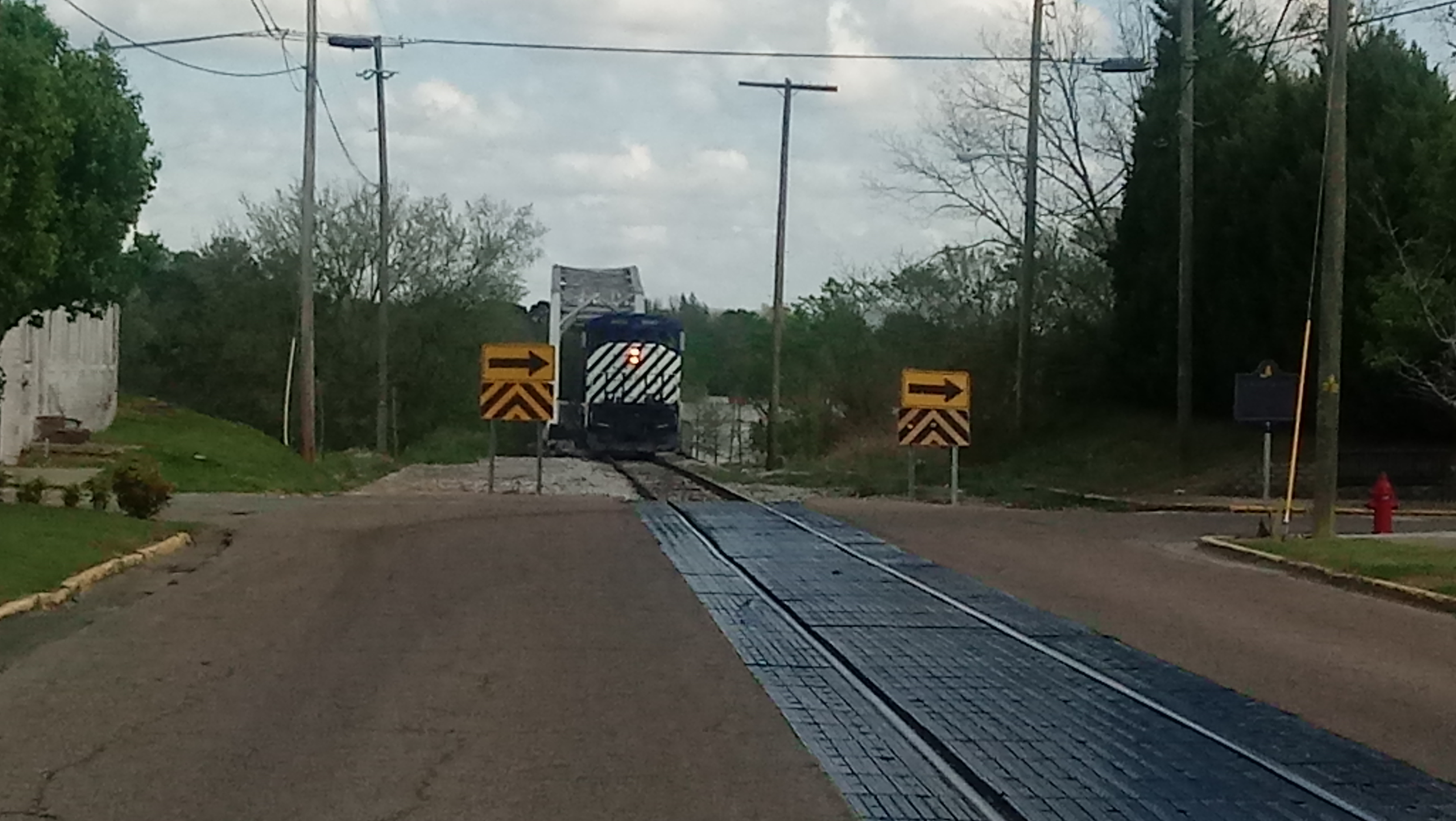 Trainscapes: Street Running Train In Gadsden, Alabama - Geek Alabama